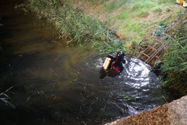Auto belandt in sloot aan de Middenweg, bestuurder spoorloos | Lokale ...