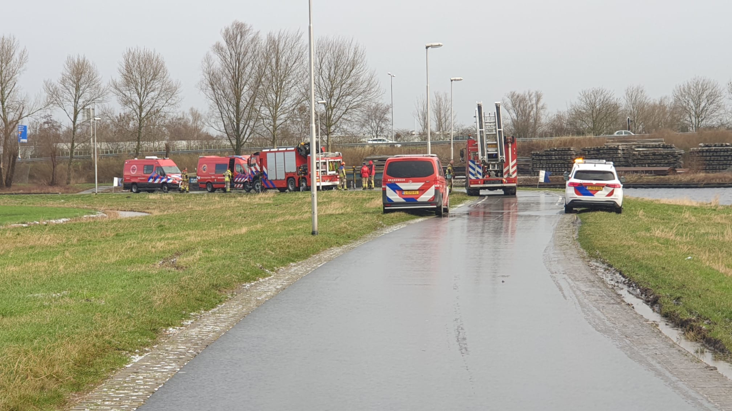 Auto te water aan de Kanaaldijk | Lokale Omroep Volendam Edam