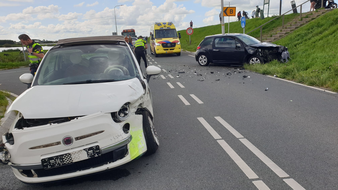 Gewonde bij frontale botsing op de Zeedijk | Lokale Omroep Volendam Edam