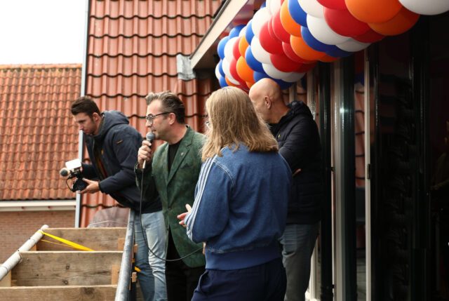 Jessica Schilder ontvangt zilveren legpenning | Lokale Omroep Volendam Edam