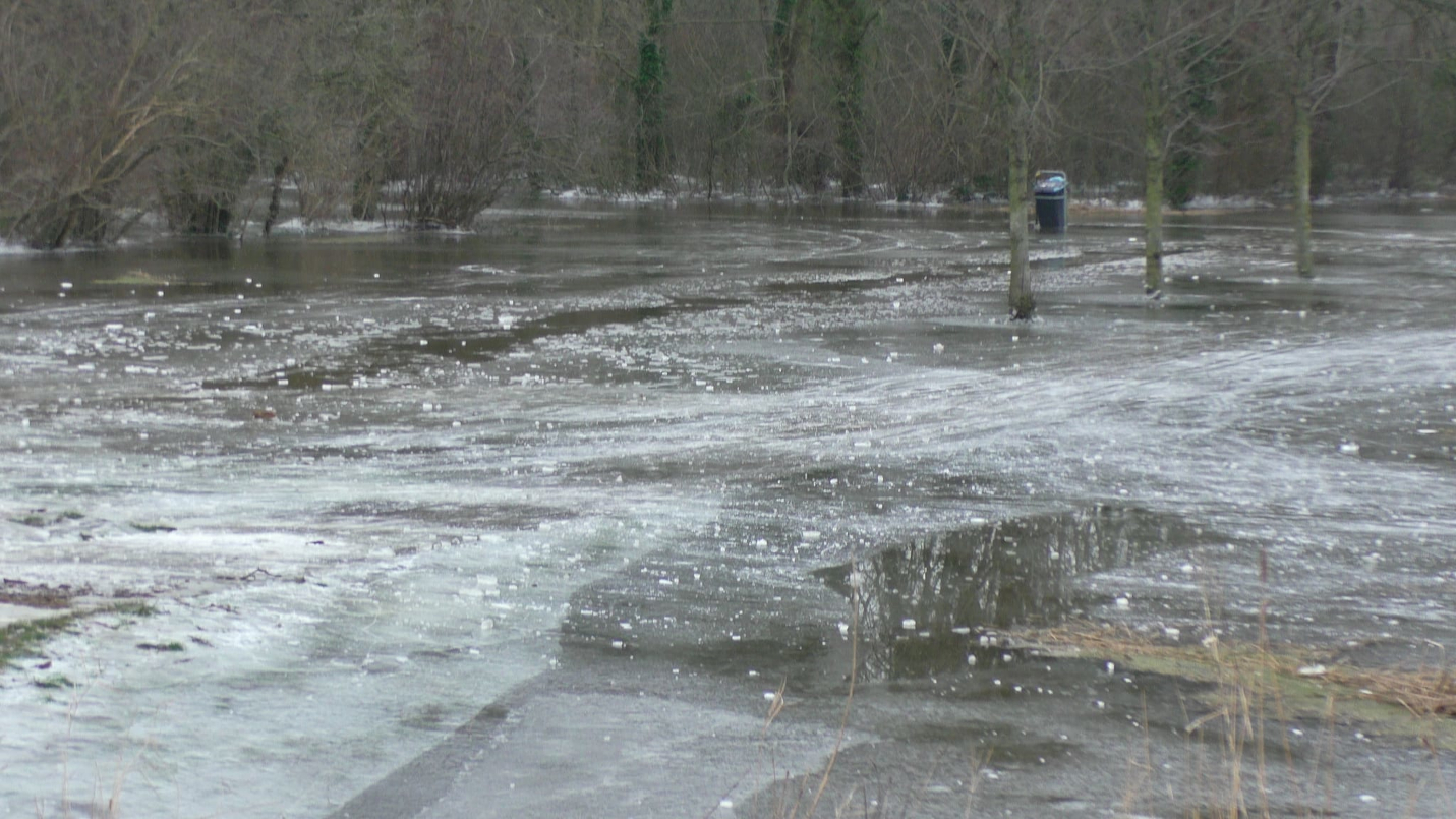 Man door het ijs gezakt op het Hemmeland | Lokale Omroep Volendam Edam