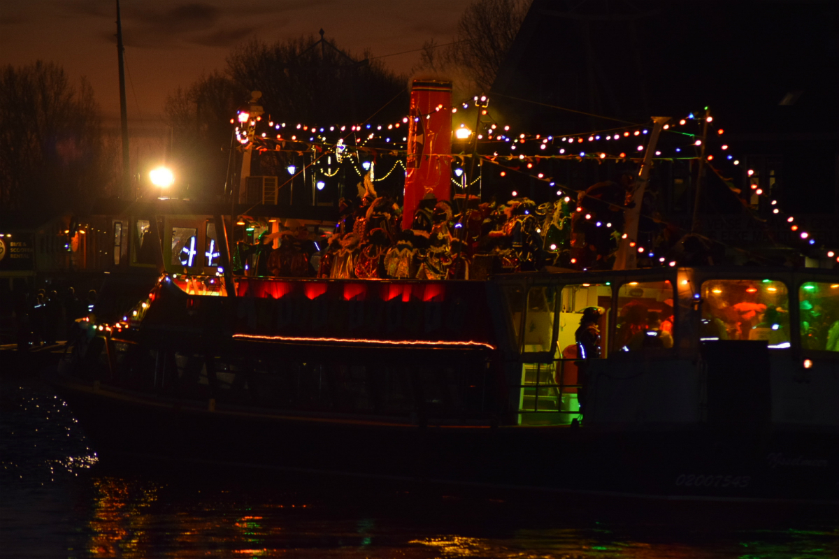 Korte foto-impressie Sinterklaas Intocht Volendam - Lokale Omroep ...